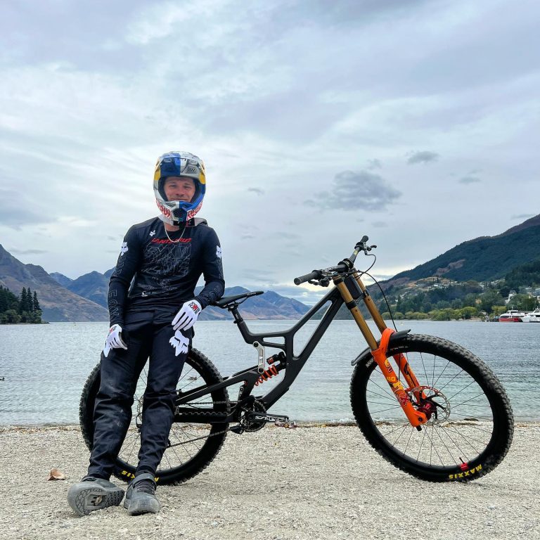 Spy Shot: Nuova Santa Cruz V10 Carbon 2024? | 365mountainbike